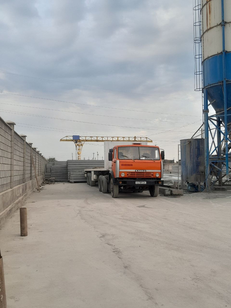 Kamaz tigach holati zor yurib turgan moshina