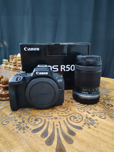 Продам новый Canon EOS R50 с объективом 18-150mm