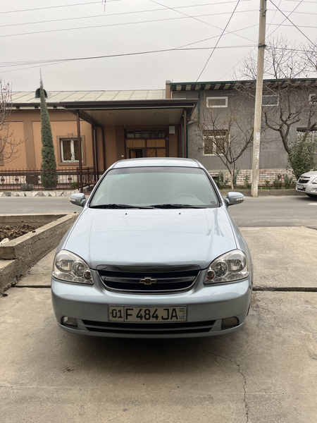Lacetti 1.8 sotiladi