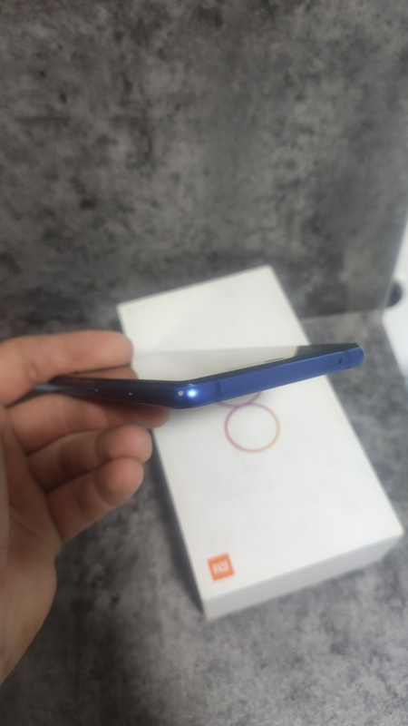 Продам флагман Mi 8se 4/64gb