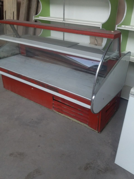 Vitrena xolodilnik sotiladi