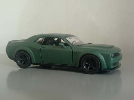 Коллекционная модель Dodge Challenger, масштаб 1:36