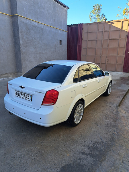 Ласетти 1.8 сотилади