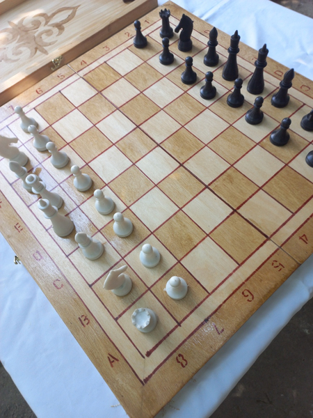 Shaxmat doskasi figurasi bilan 50×50 razmeri. Yengi optom va donaga