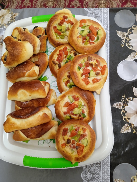 Домашние булочки и салаты