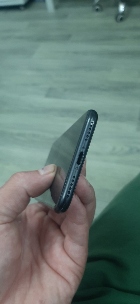 Продам iPhone Se 2020
