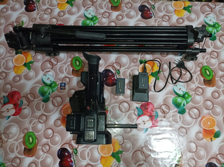 AG-90 
Satiladi
Narxi: 550$
2ta batareyka kameraga
1ta batareyka praje