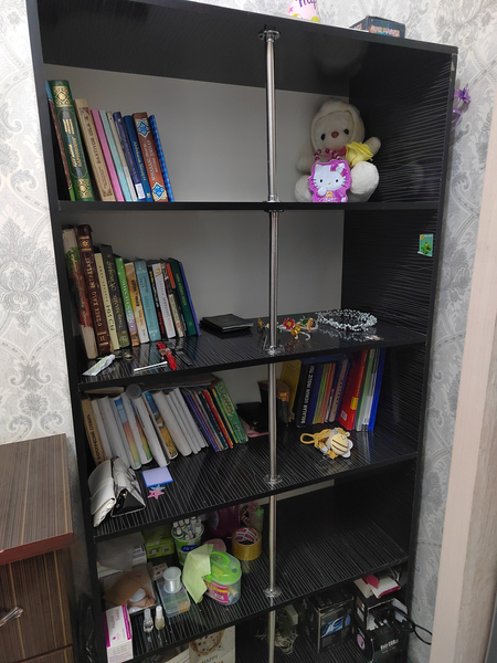 Книжная полка в хорошем состоянии