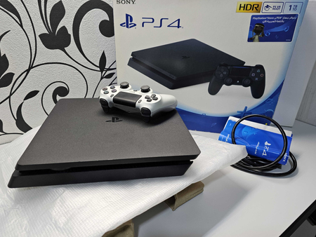 ПРОДАМ PlayStation 4 Slim 1TB + Mortal Kombat 11. Состояние ОТЛИЧНОЕ