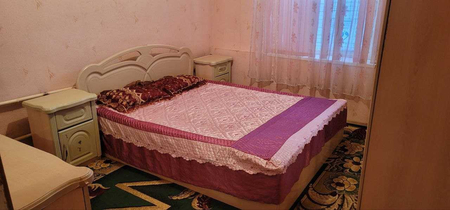 Гулистон 4-мавзеда уй сотилади 1 этаж