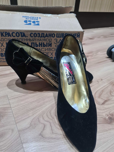 Продаются женские выходные туфли