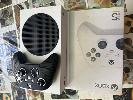 Игровая приставка XBOX Series S 512GB в хорошем состоянии