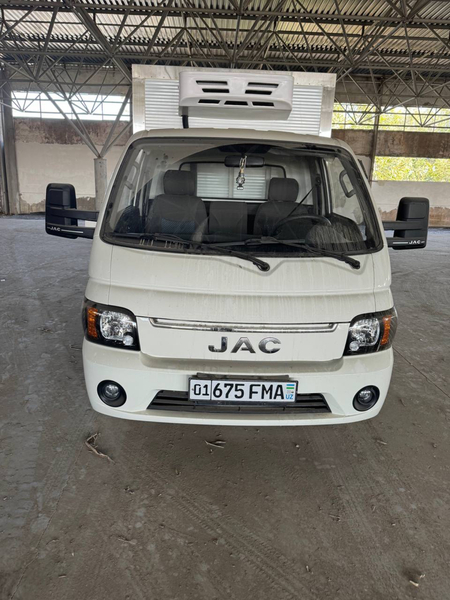 Грузовик JAC с рефриджиратором