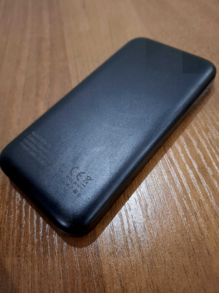 Reex brandiga tegishli 10 000 mAh lik powerbank...