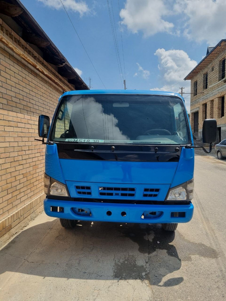 isuzu  sotiladi2009 yil bulishi 18