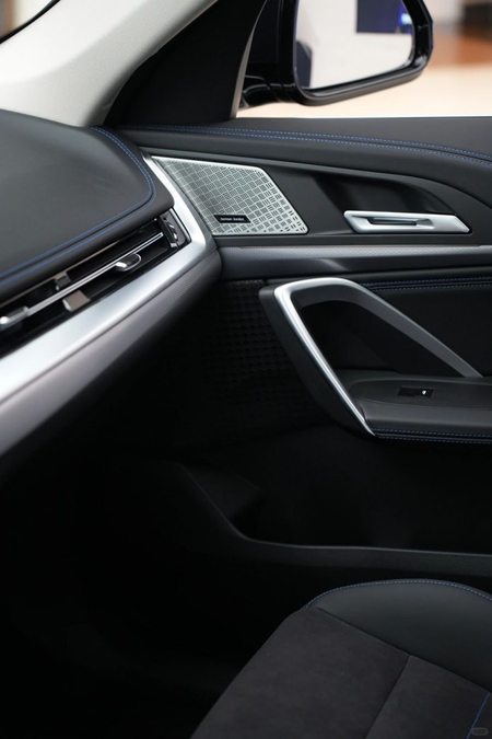 BMW IX1 M KA,2024 красные белые черные