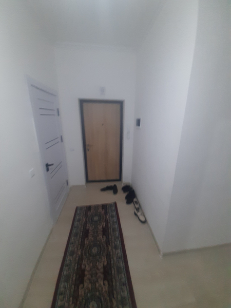 Olmos maxalla yangi uy 16 etajli uy 16 etaj 3 xonali  2 lifti  bor