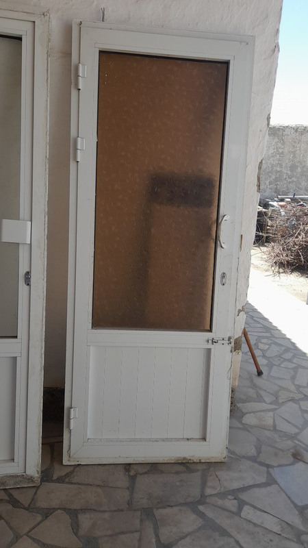 Темир ва акфа эшиклар сотилади.