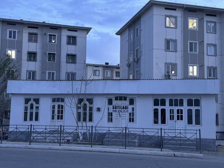 магазин сотилади йулни устида одам гавжум