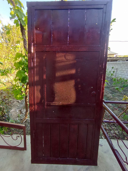 Temir eshik sotiladi xolati yaxshi narxi kelishtirib beraman adres nav