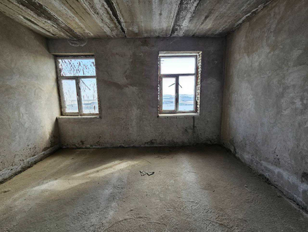 3 xonali 86m² 3-qavat sotiladi.