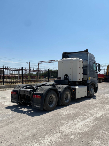 Тягач Sinotruk Howo-T7H 6x4 CNG серый 2023г
