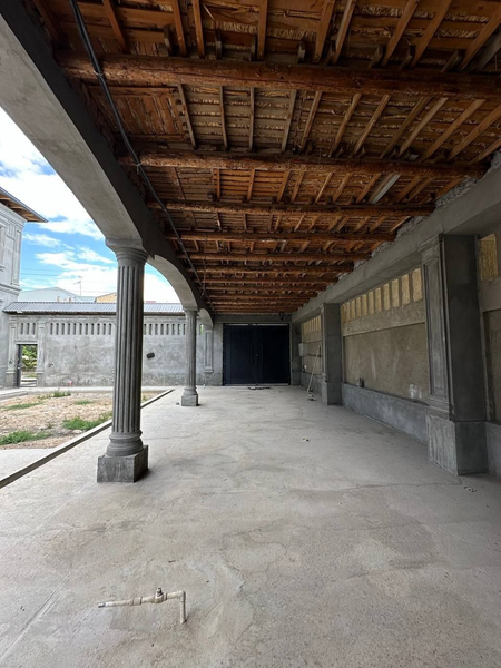 Zenit Tiklanish mahallasida Uglavoy 6 sotix 12 ta xona  860 m2