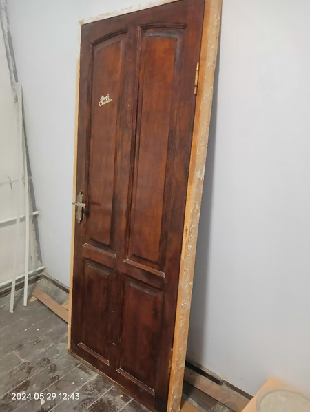 Продается деревянная дверь