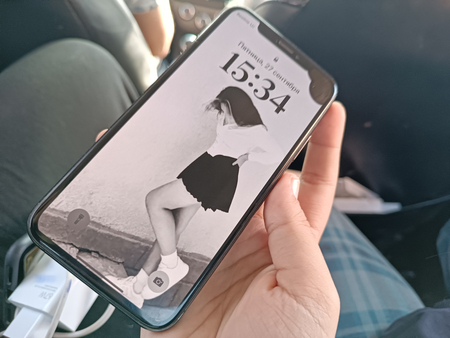 Продаёт телефон. iPhone x.