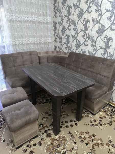 Кухонный уголок в отличном состоянии.