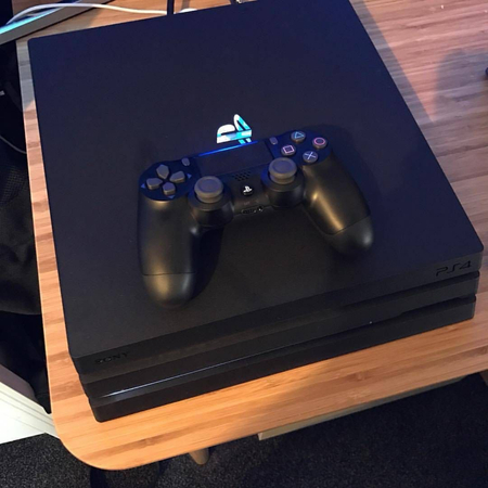 Продаю PlayStation 4 Pro