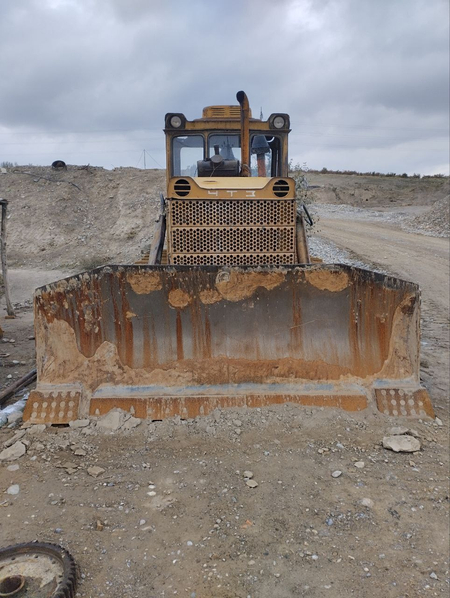 Bulduzer T130 ishchi xolatda