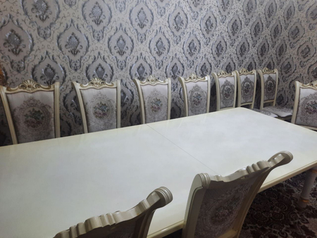 Стол и стул в хорошем состоянии