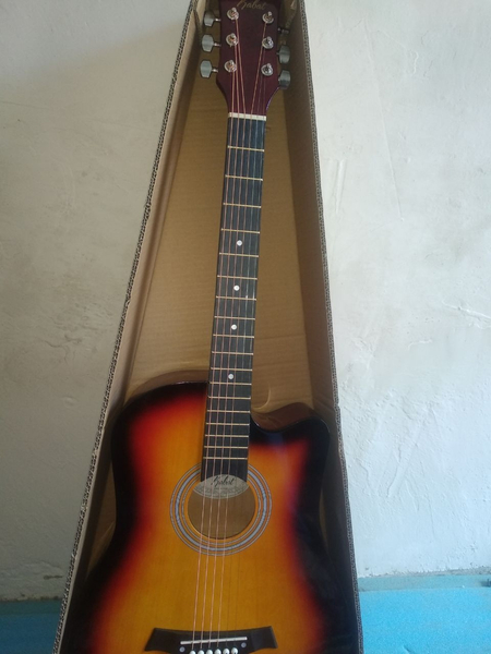 Gitara holati yangi rangi sariq