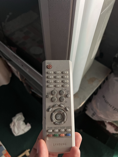 Tv juda yaxshi ishlab turibdi biz yangi tv olganimiz sababli sotamz