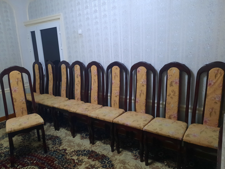 Стол и стулья для гостиной