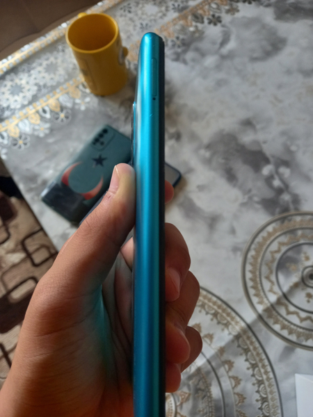 Redmi 9T б/у, экран сломан+2чехла подарок ,коробка есть