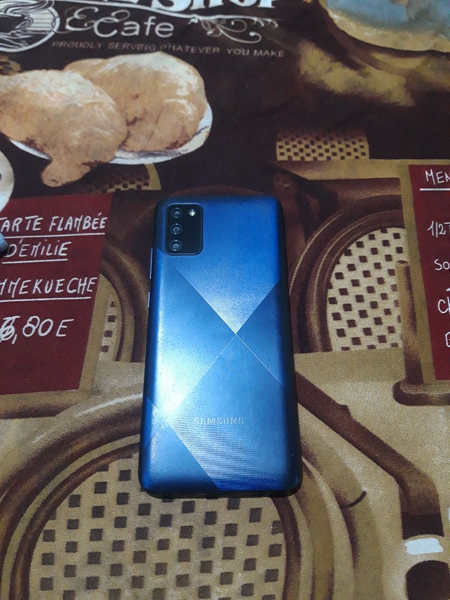 Samsung A02s shishasi singan ishlashda mommo yòq zaryad 2kunga yetadi