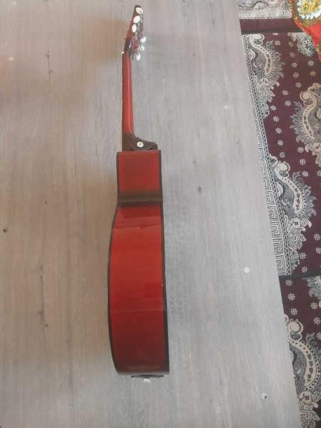Gitara sotiladi yangi. Cheholi remeni. qòshib beriladi.