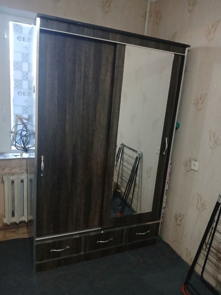 Shkaf sotiladi holati yaxshi yangiday turibdi