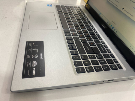 Acer core i3 tiniq holatda yangidek turibdi 4/256 ssdlik tez ishlaydi