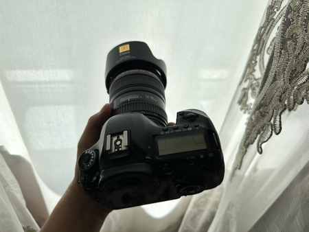Canon 5D mark3 noviy garaniyasi menen satiladi