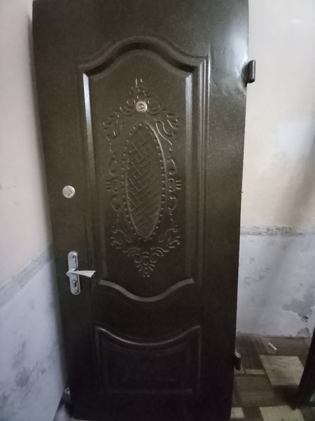 Железная дверь  и коробка от нее