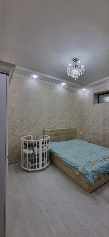 5 etajli yangi domning 5-etajida 2 xonali lux uy sotiladi