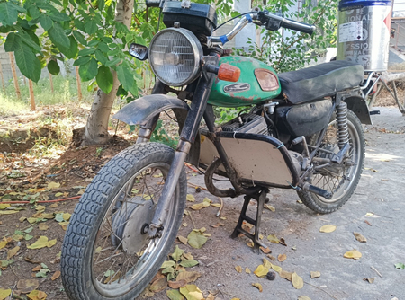 Miniski sotiladi sroʻchni
