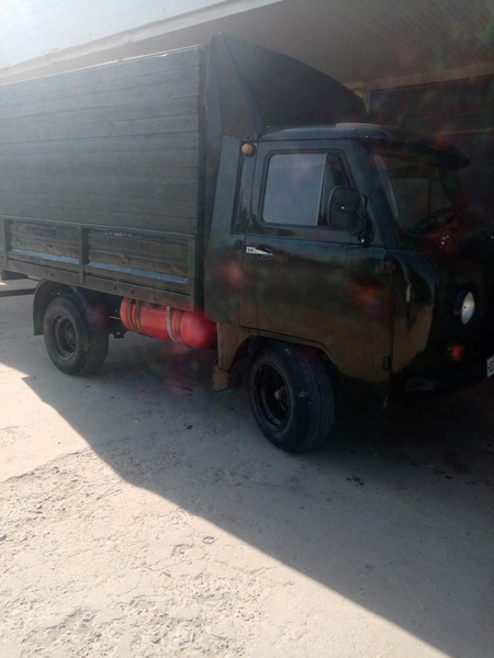 UAZ furgon srochna sotiladi