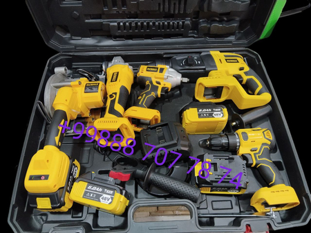 DeWALT  5 видов инструментов в 1 чемодане