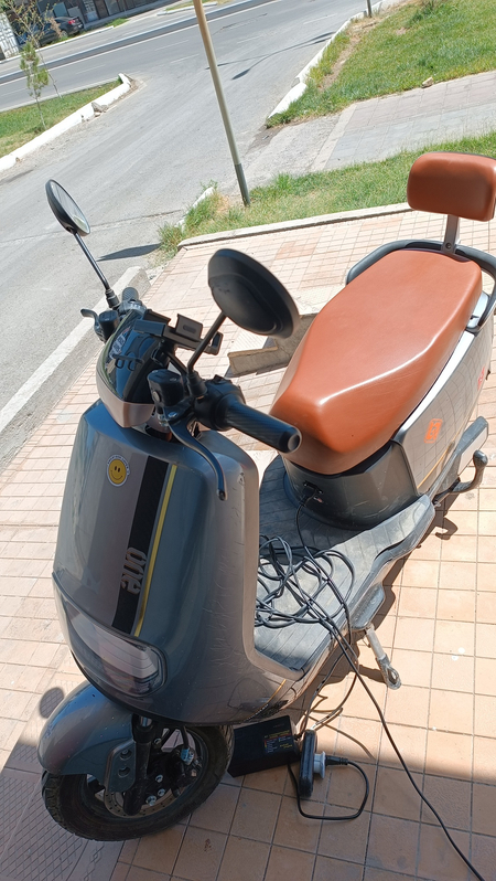 Продаётся электроскутер. Срочно. Джизак!