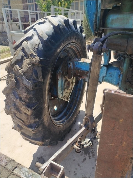Traktor sotiladi