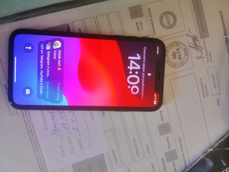IPhone XR  76%.  128gb